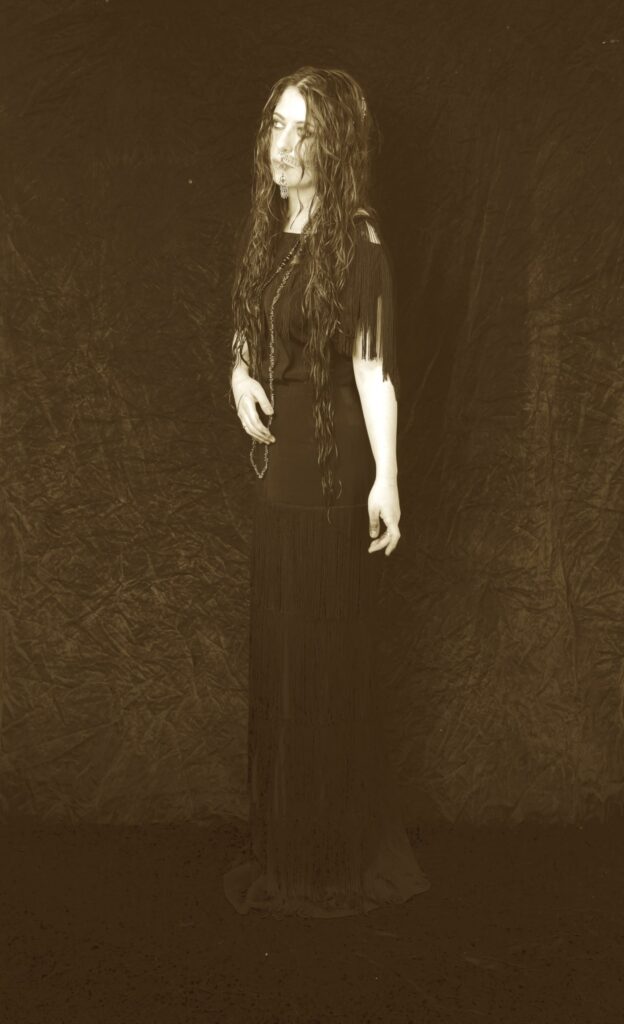 "Orphnē" - experimental dark folk singer-songwriter MAUD THE MOTH ...