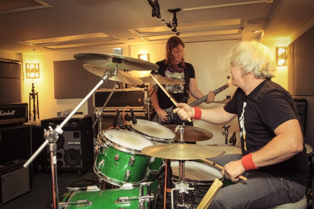 New York City punks MORAL PANIC release "White Knuckles" 7'' - IDIOTEQ.com